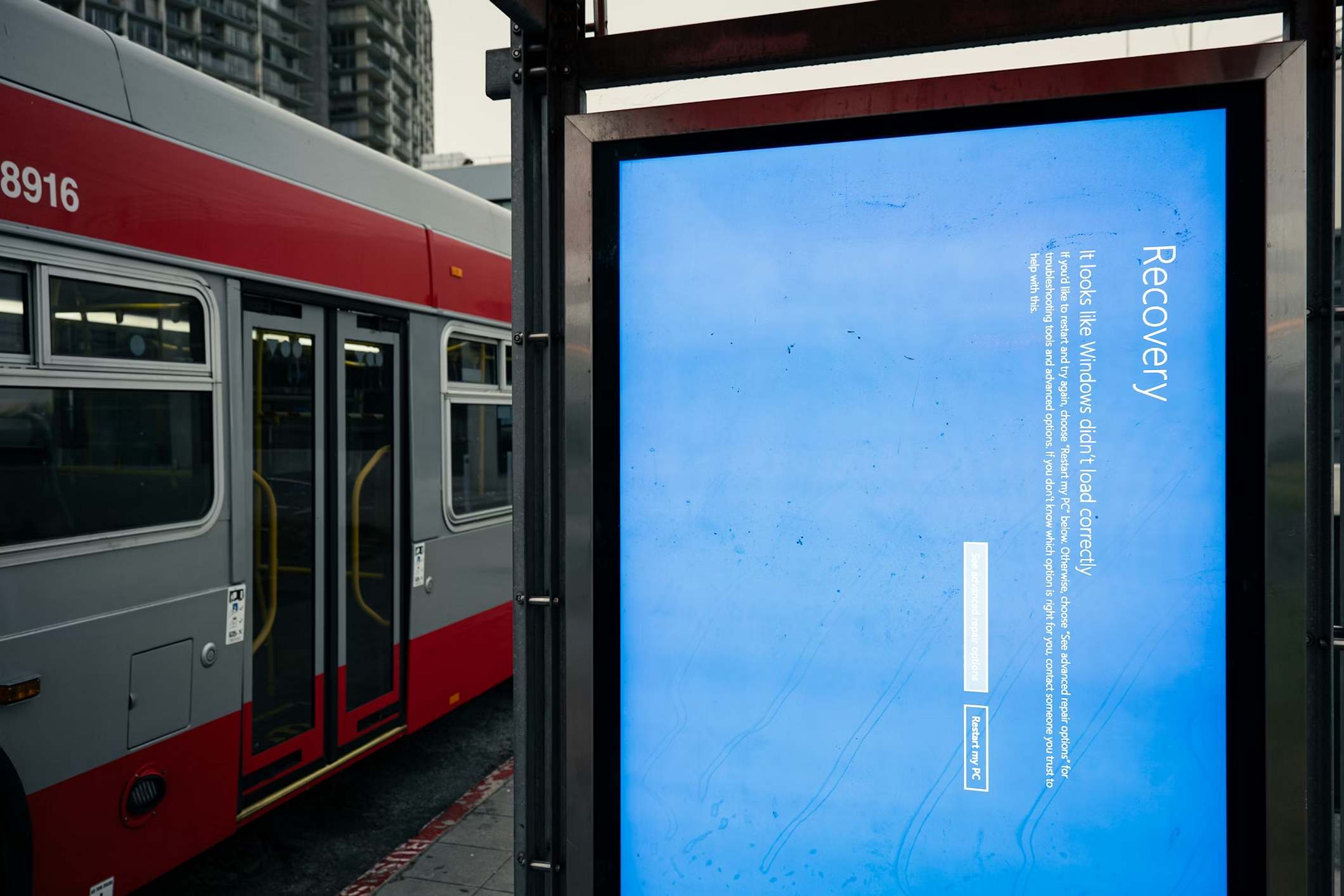 Windows 11 nasconde i crash in pubblico: Digital Signage Mode cancella ...